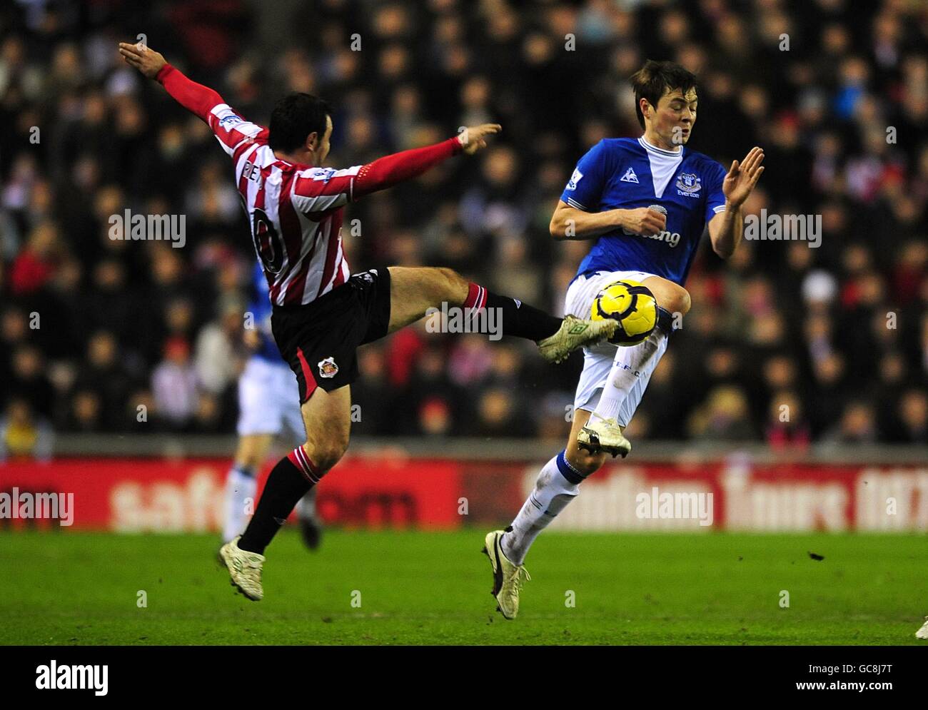Sunderland's Andy Reid (left) and Everton's Diniyar Bilyaletdinov ...