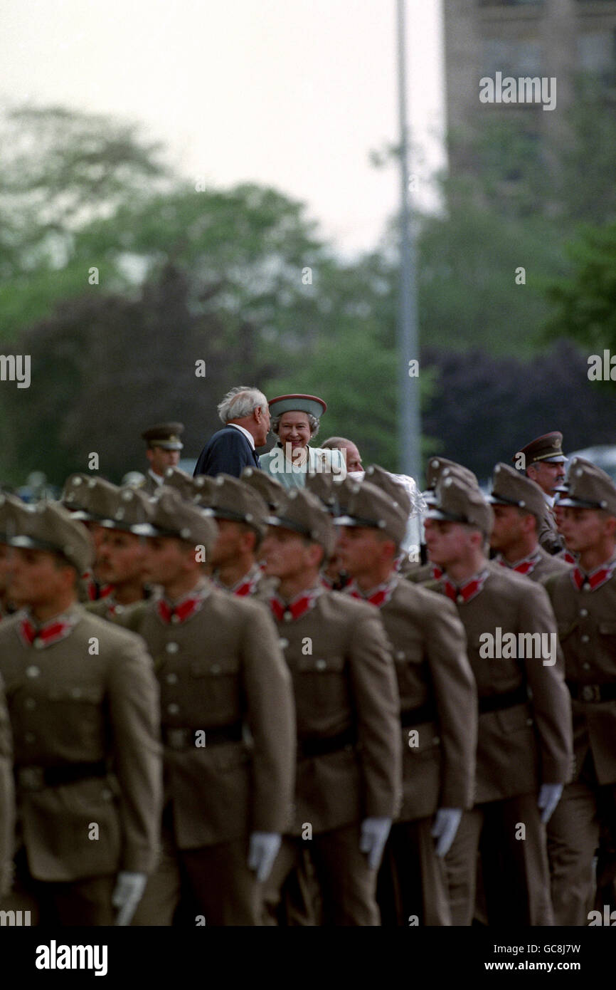 Royal queen elizabeth ii queen1990s hi-res stock photography and images ...