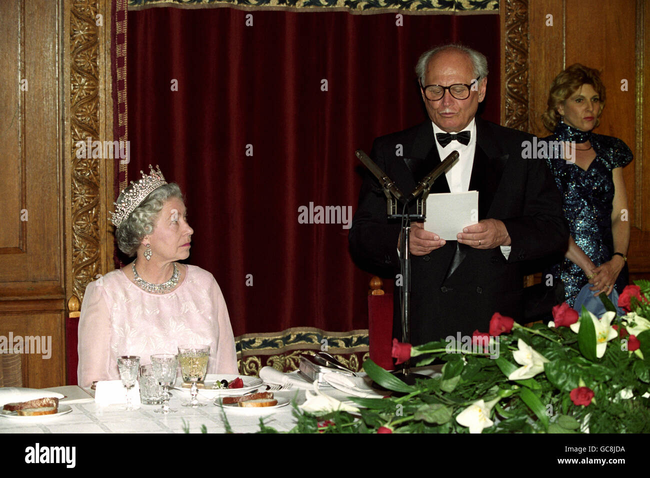 Royal queen elizabeth ii queen1990s hi-res stock photography and images ...