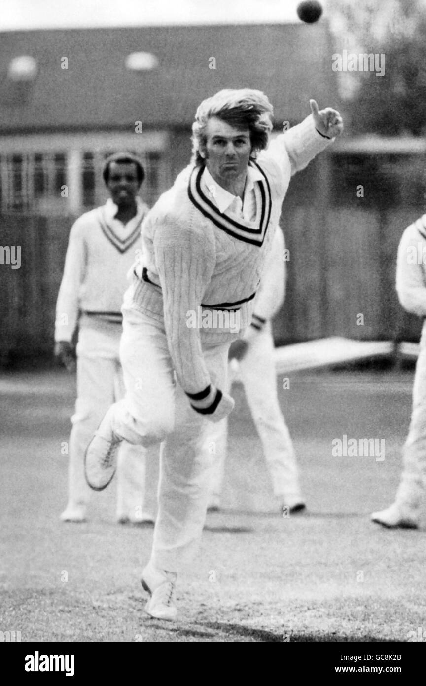 Hampshire bowler in practice hi-res stock photography and images - Alamy