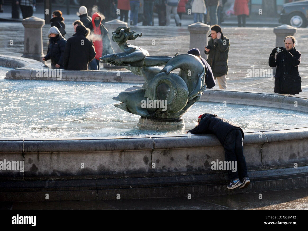 An iced over fountain pool in trafalgar square hi-res stock photography ...
