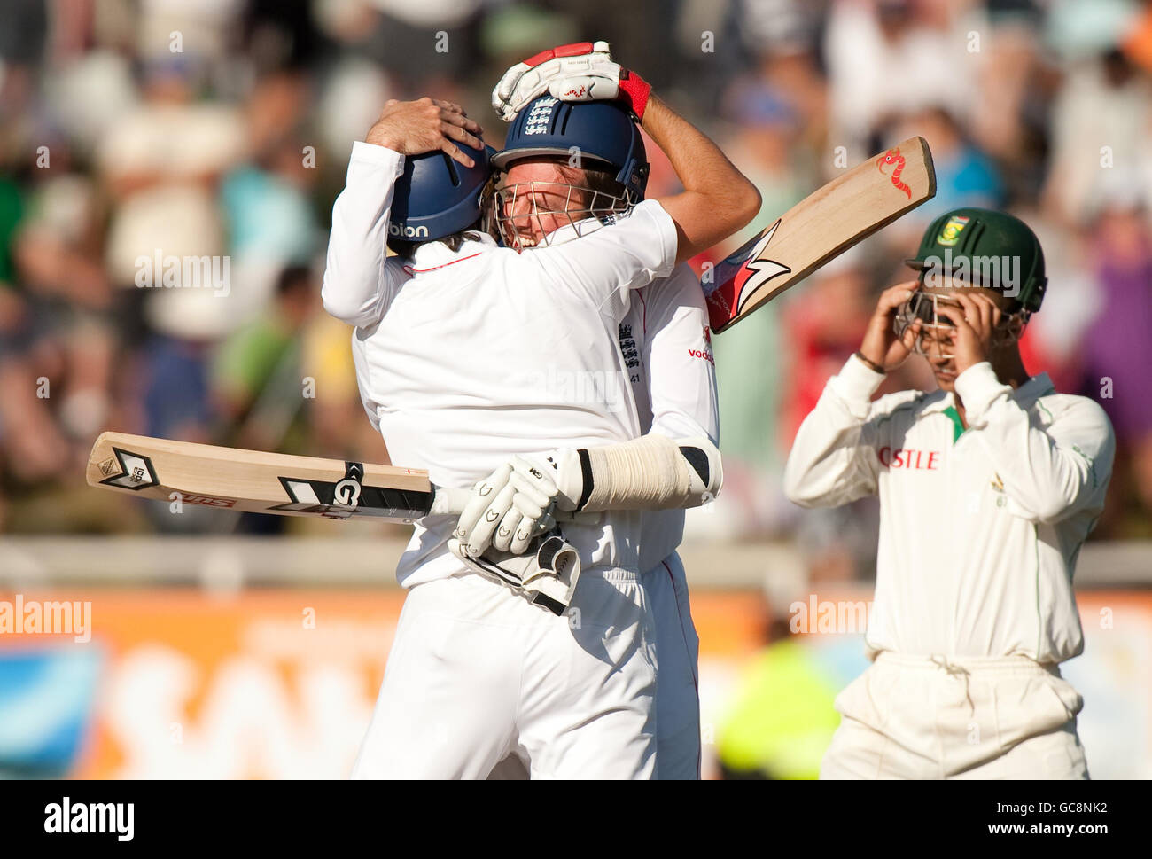 England's Graeme Swann celebrates with Graham Onions after drawing ...