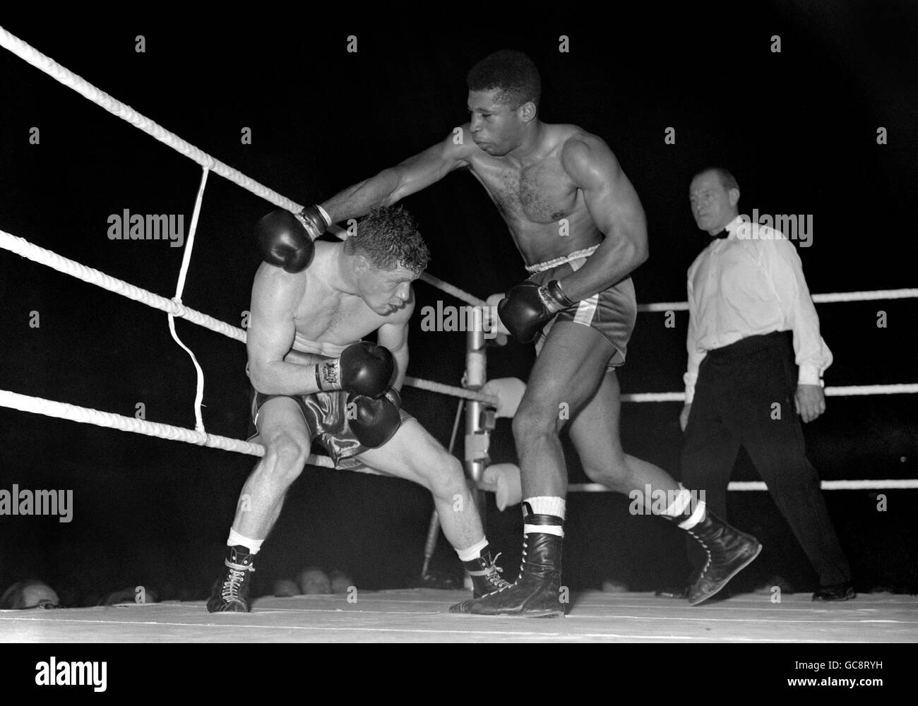 Boxing - Welterweight - Mick Leahy v Ted Wright - Empire Pool, Wembley ...