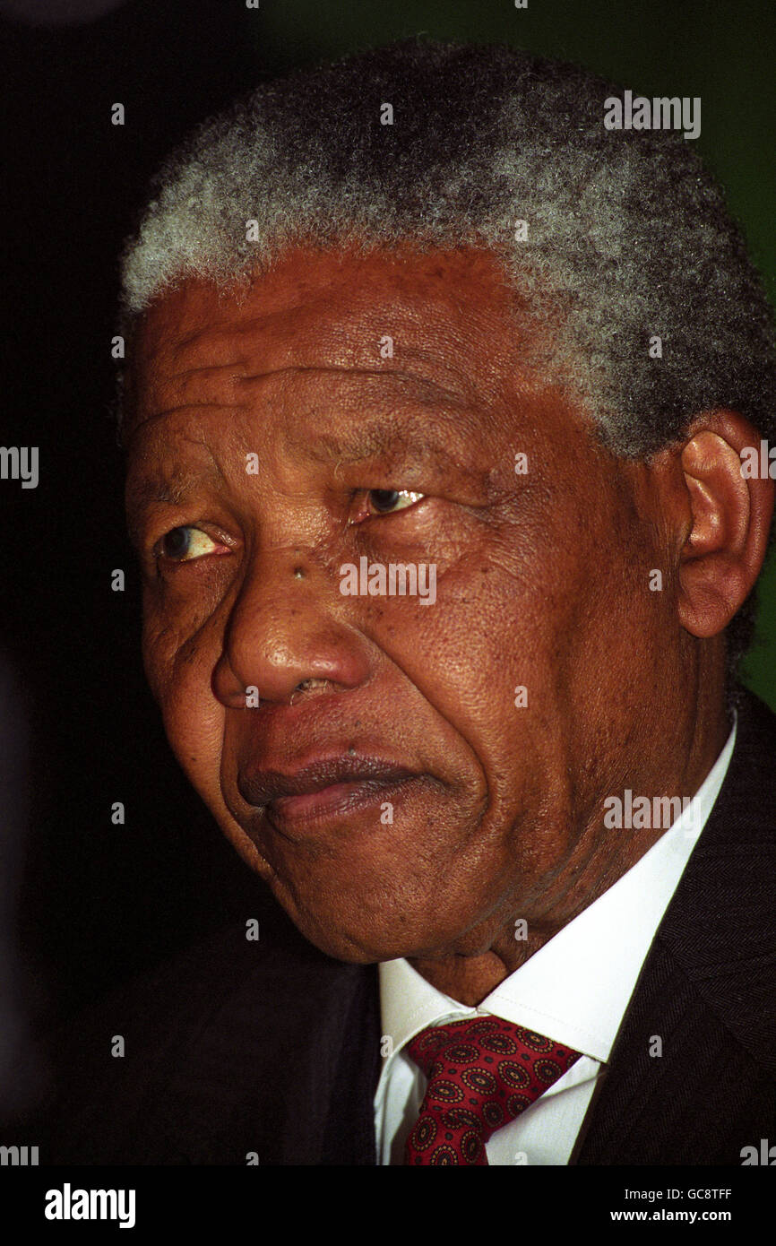 Nelson mandela profile hi-res stock photography and images - Alamy