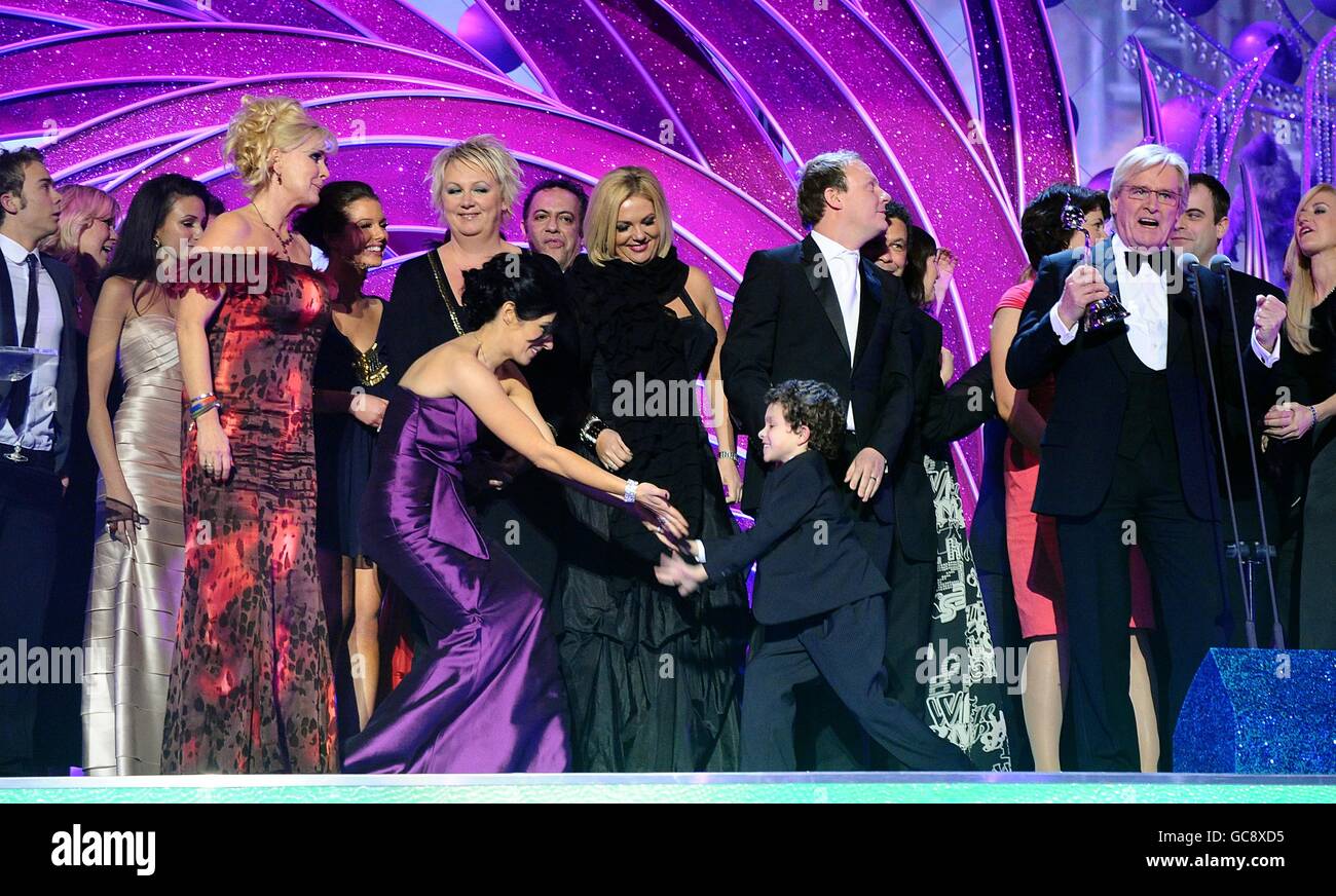 Members of the Coronation Street cast collect the best Serial Drama ...