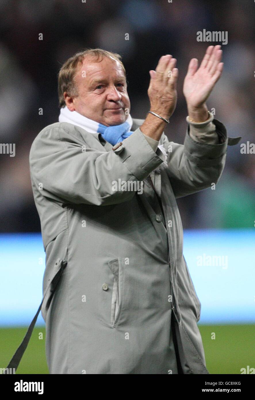 Former manchester city player francis lee prior to kick off hi-res ...