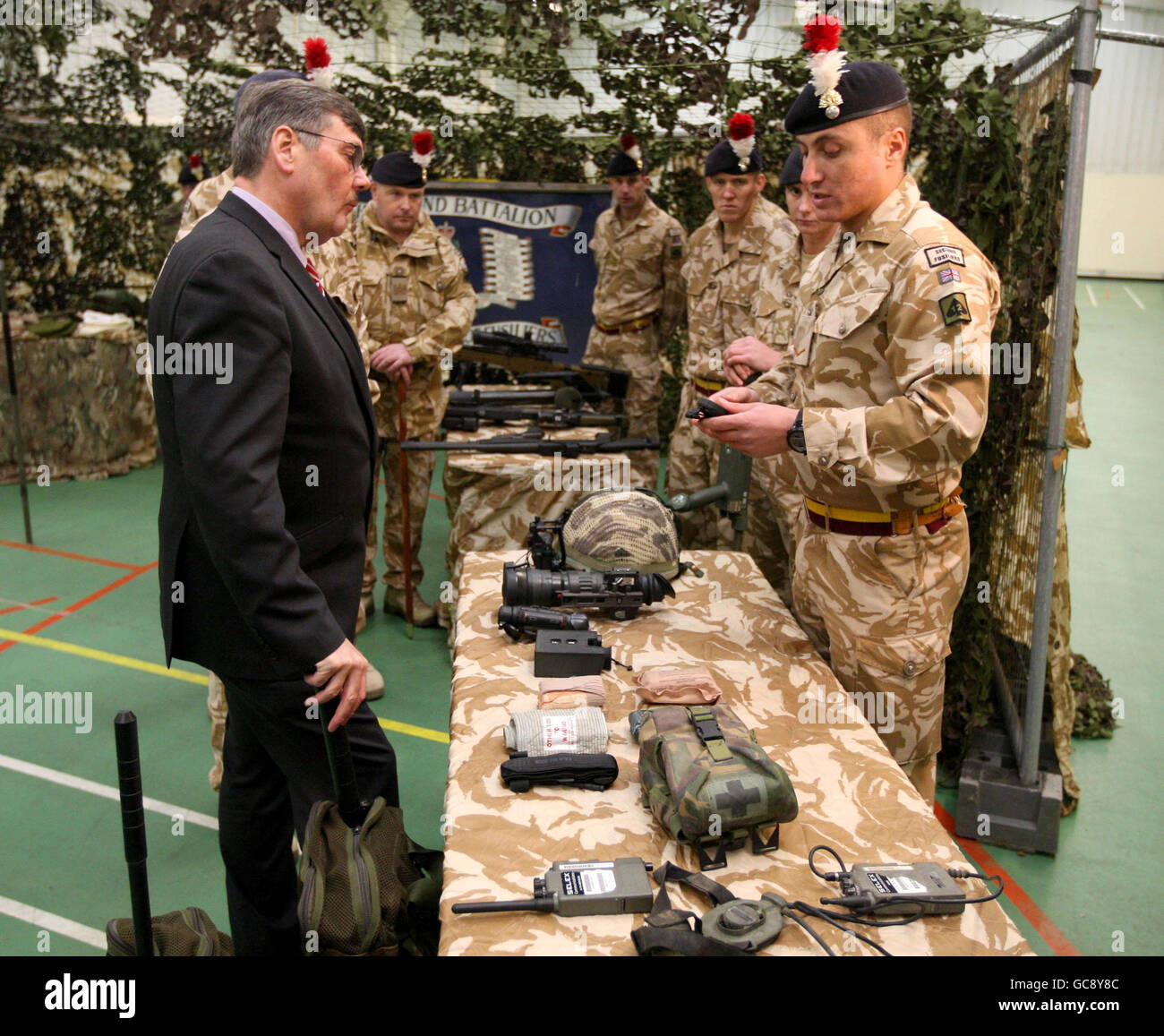 Defence Secretary Bob Ainsworth meets soldier Lance Corporal Dean ...