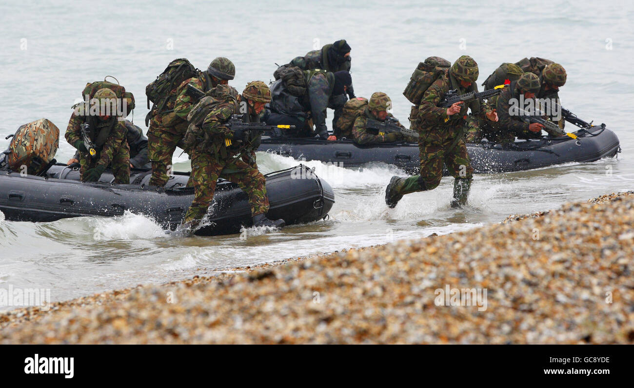Soldiers running on beach hi-res stock photography and images - Alamy