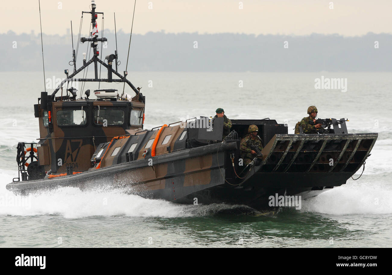42 Commando Royal Marines storm the beach at Browndown near Lee on ...