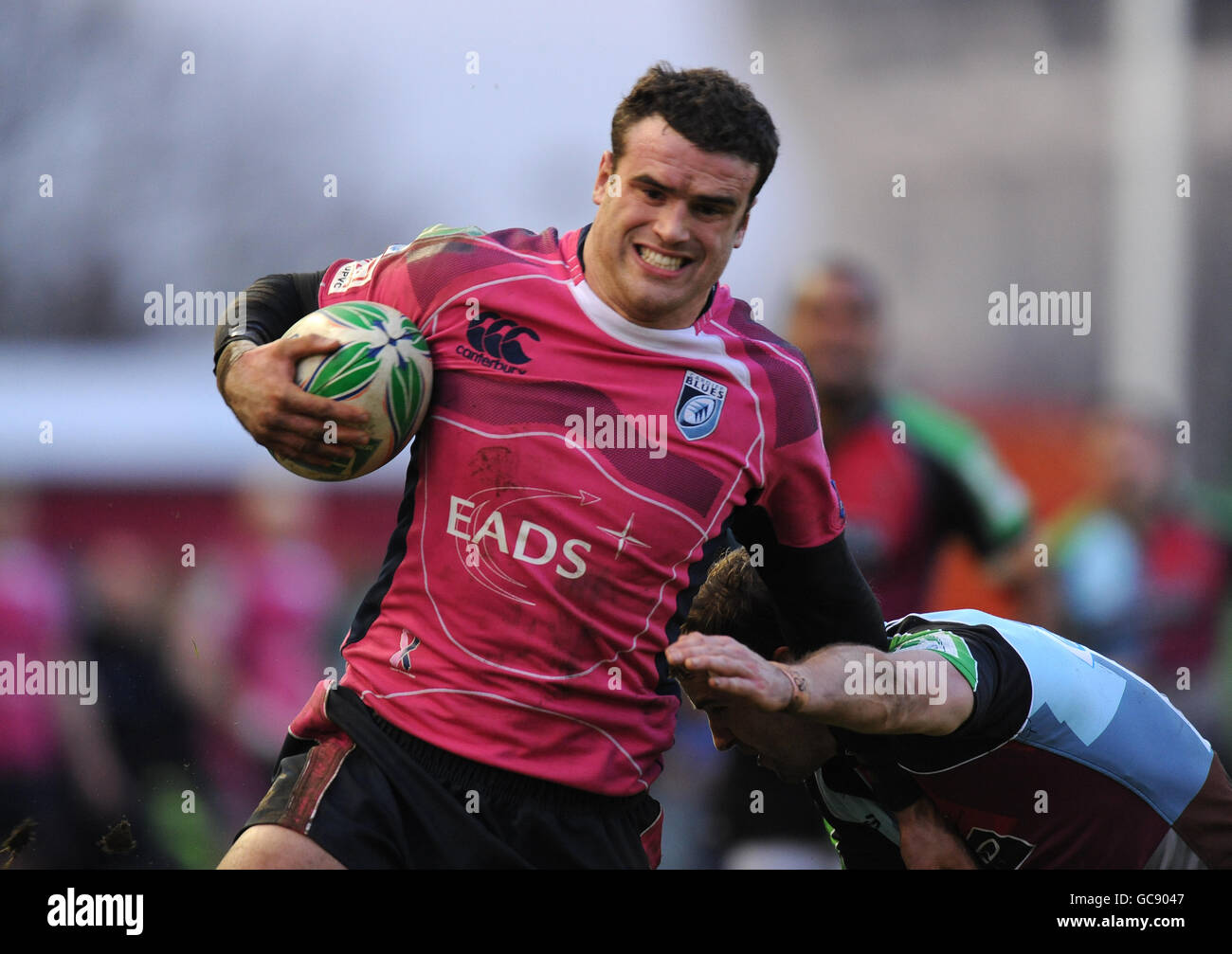 Cardiff blues jamie roberts on his way to scoring try hi-res stock ...