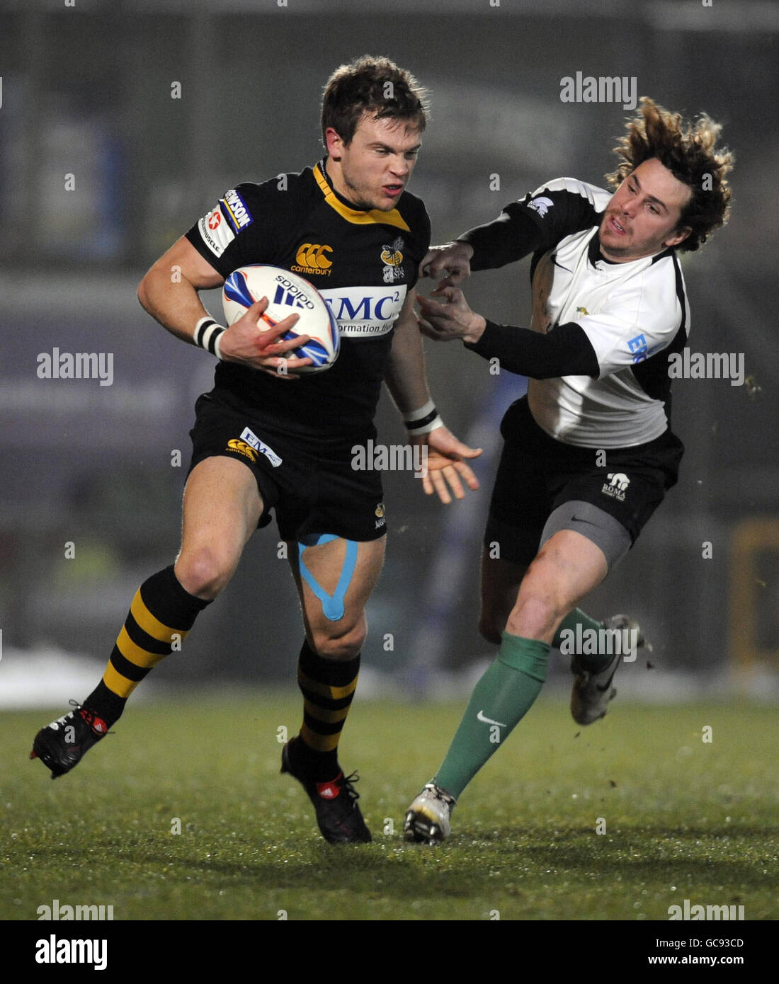 Rugbyu wasps full length battling mangis hi-res stock photography and ...