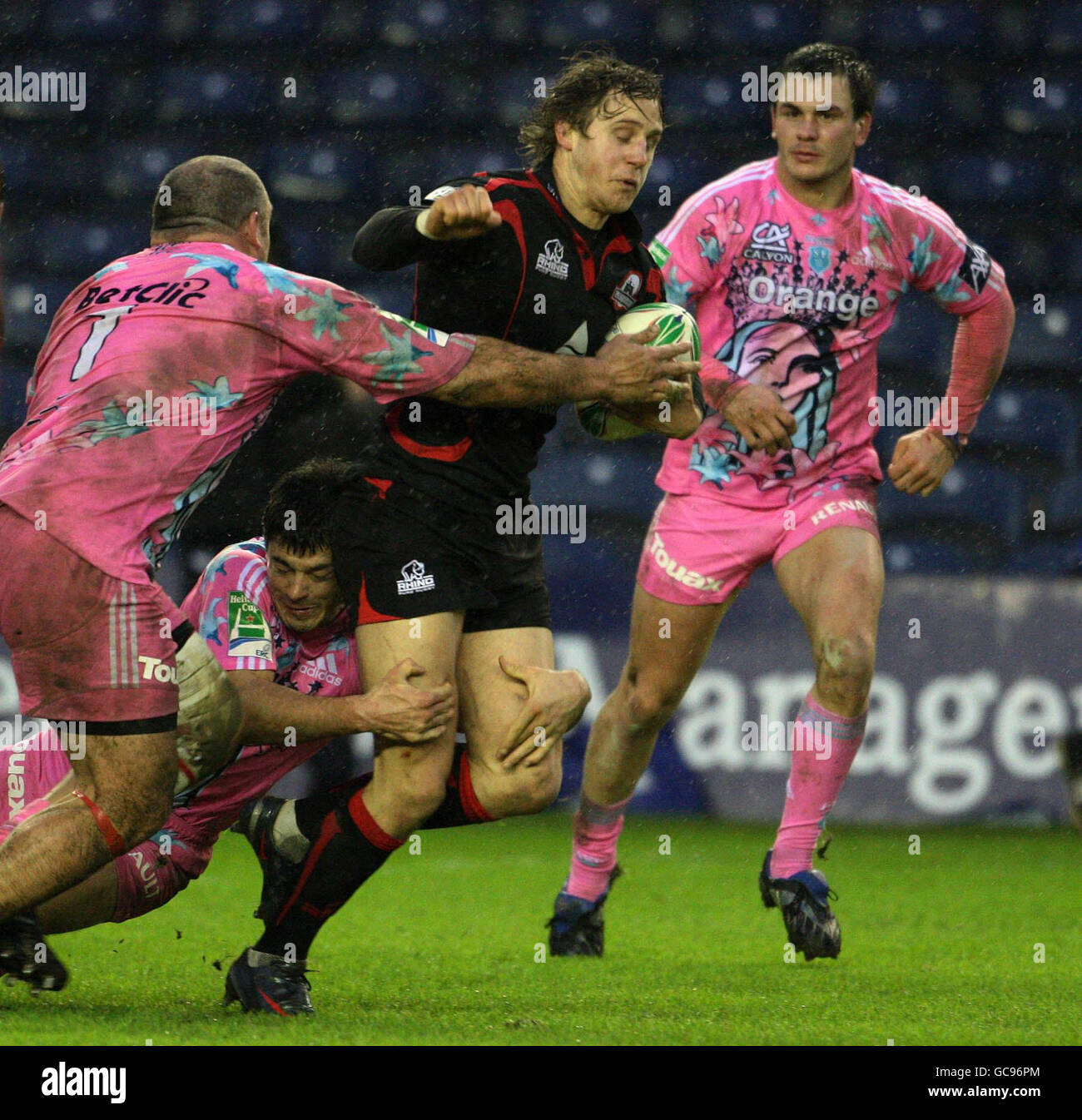 Rugbyu edinburgh full length tackling mangis hi-res stock photography ...