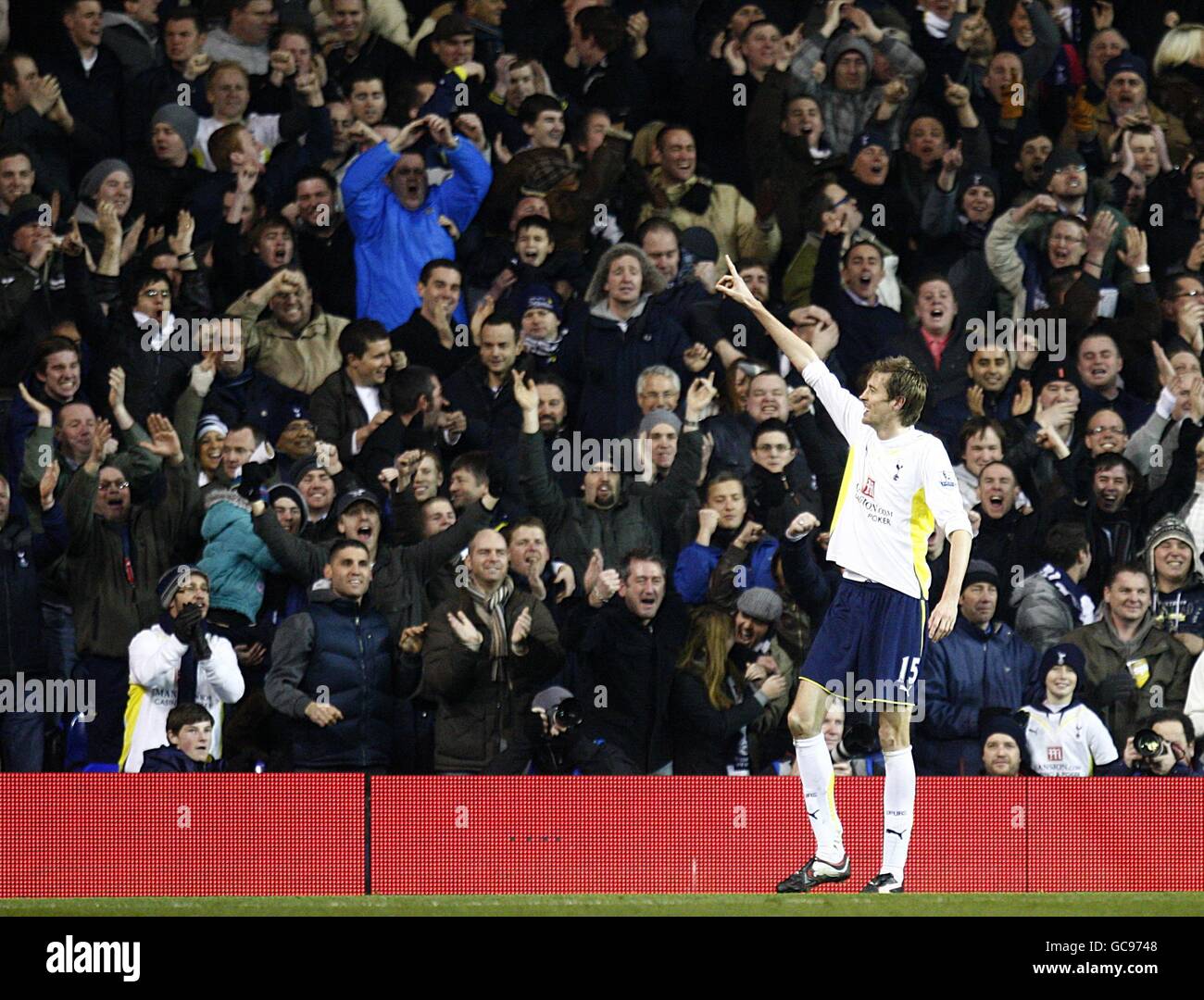 Tottenham hotspurs peter crouch hi-res stock photography and images - Alamy