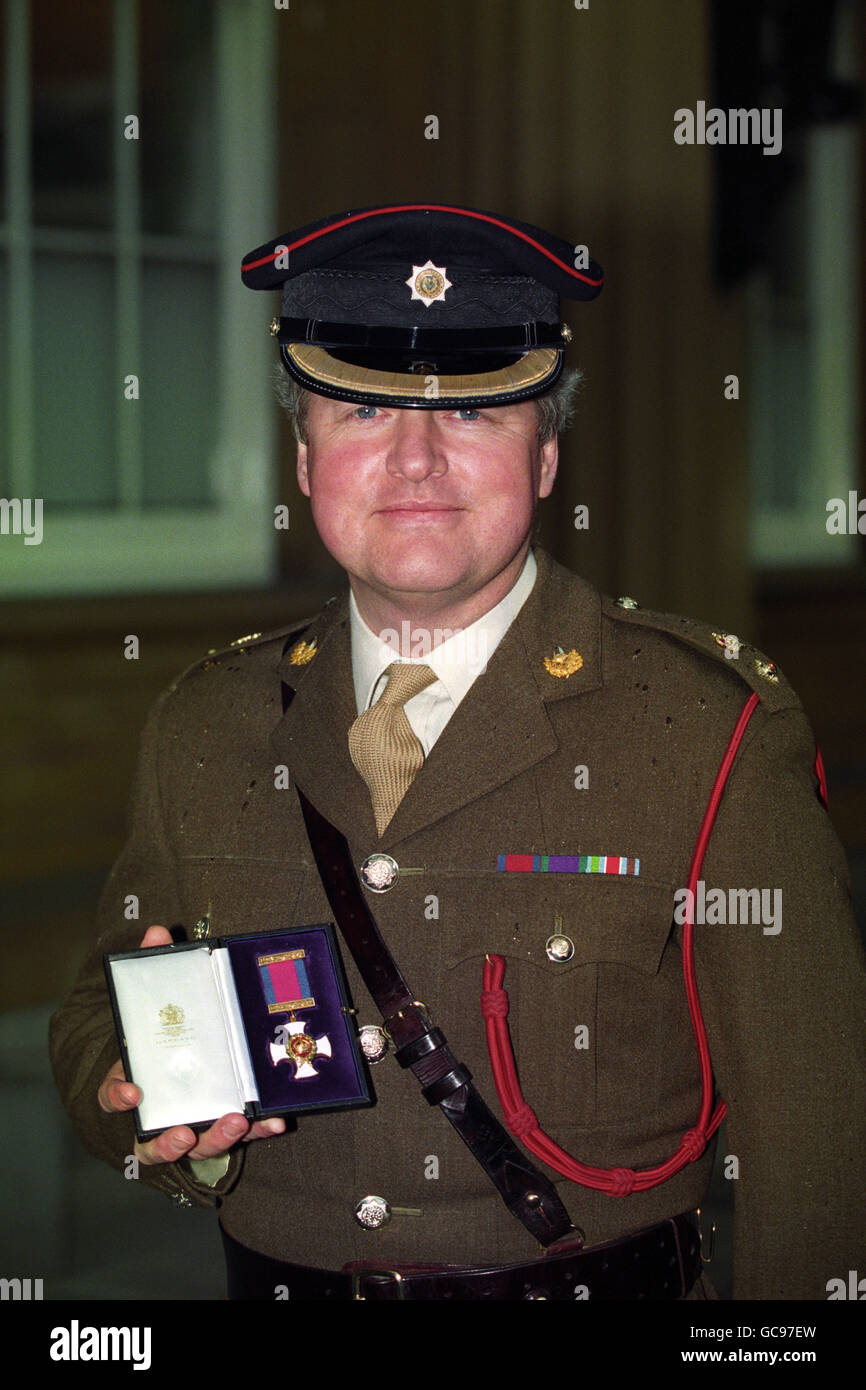 1 2l in uniform with medal hi-res stock photography and images - Alamy