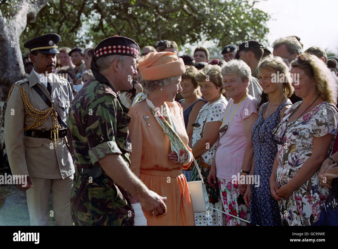 Hrh queen elizabeth ii profile hi-res stock photography and images - Alamy