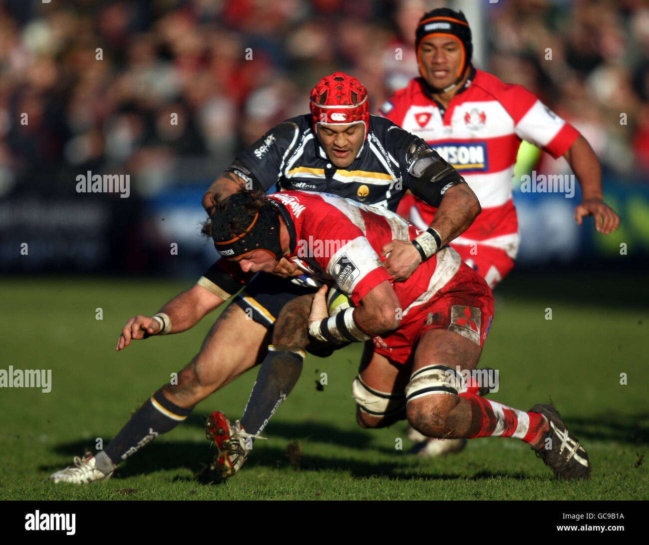 Rugbyu gloucester full length tackling mangsb hi-res stock photography ...