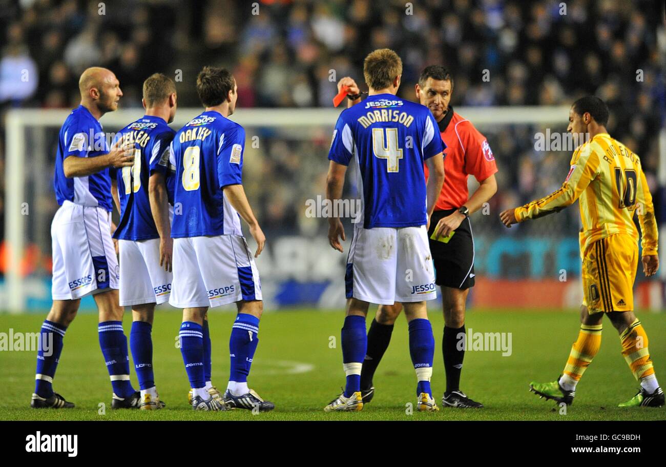 Referee Andre Marriner shows Leicester City's Richie Wellens (second ...