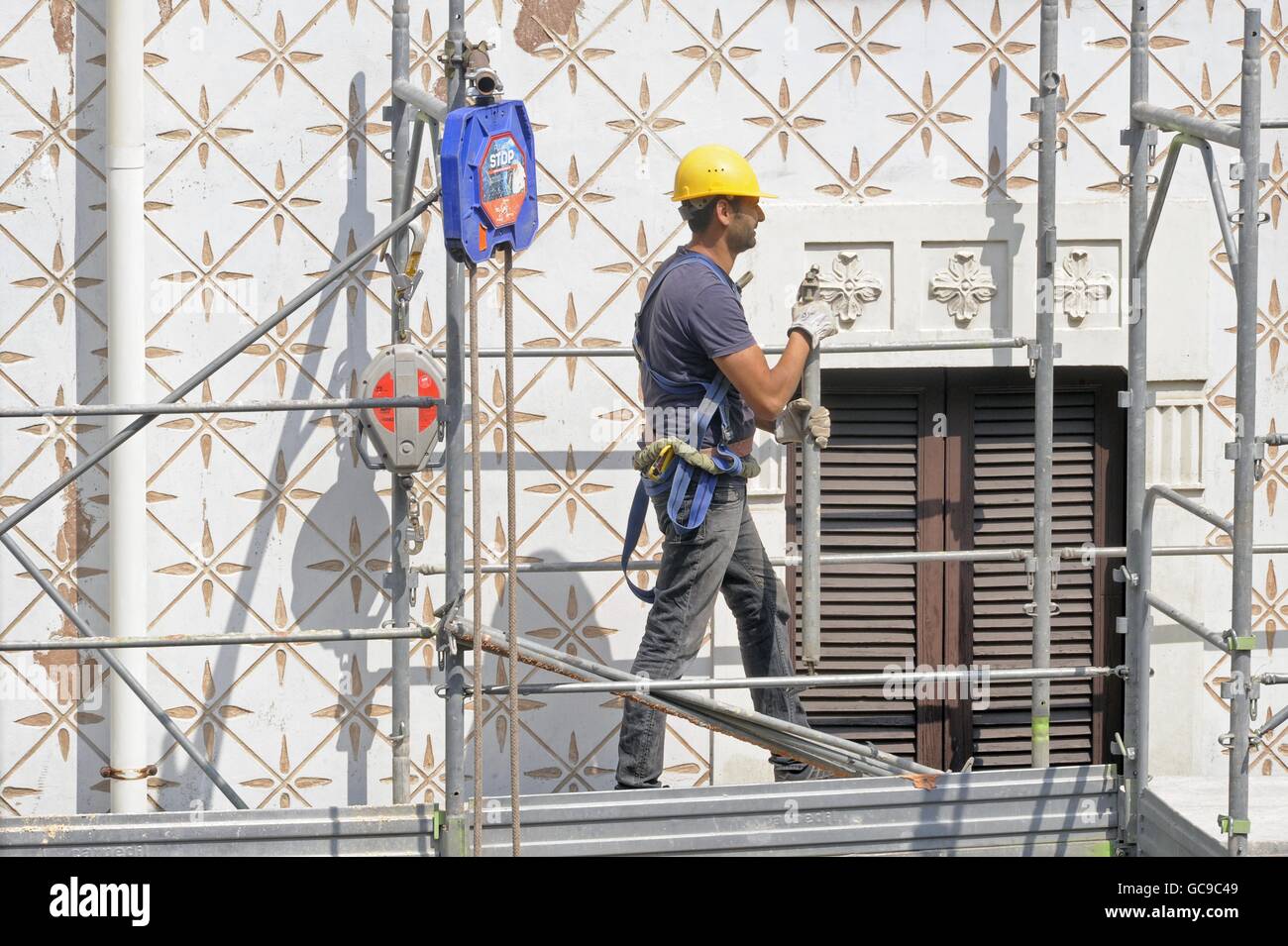 construction workers on a scaffold Stock Photo - Alamy