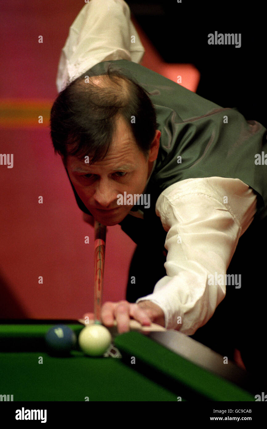 World snooker champion alex higgins hi-res stock photography and images ...