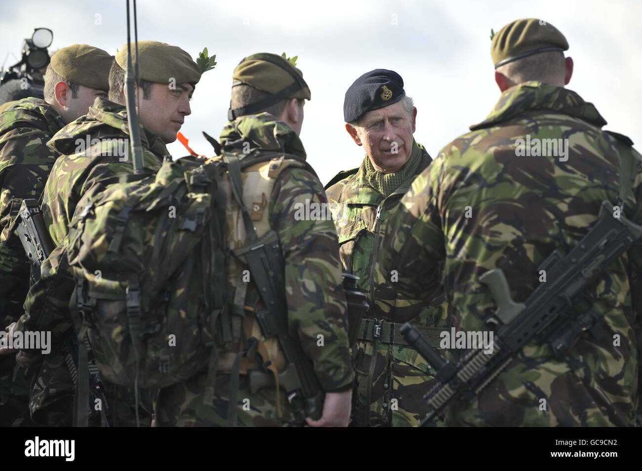 Talks with soldiers from the mercian regiment hi-res stock photography ...
