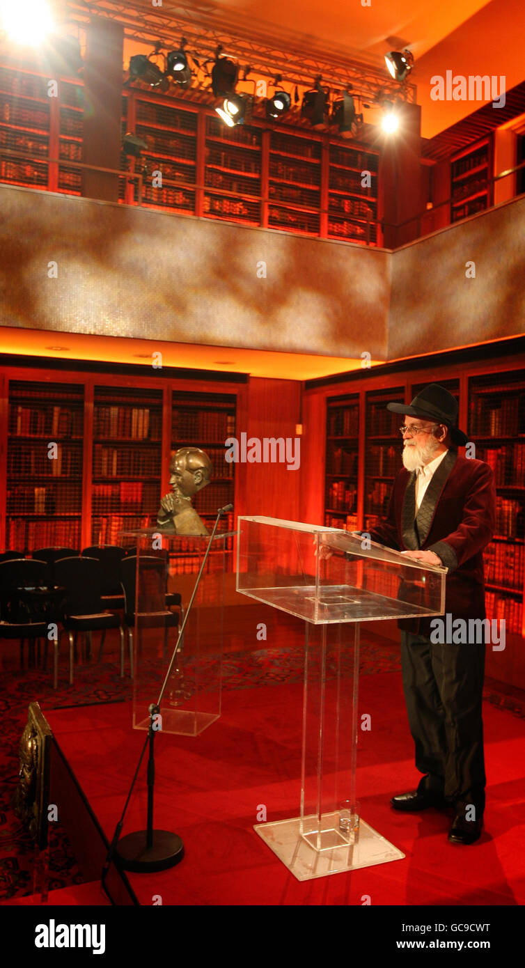 Terry pratchett death hi-res stock photography and images - Alamy