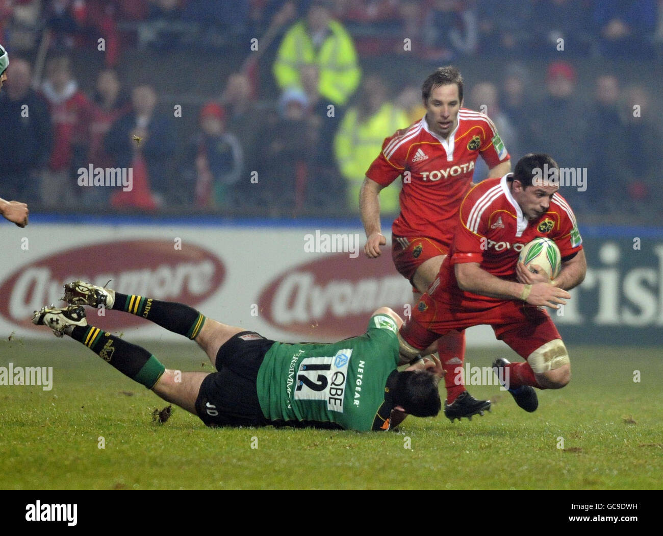 Rugbyu munster full length tackling mangrr hi-res stock photography and ...