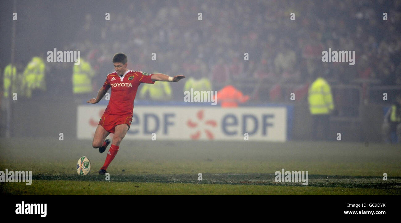 Rugbyu munster full length mangrr hi-res stock photography and images ...