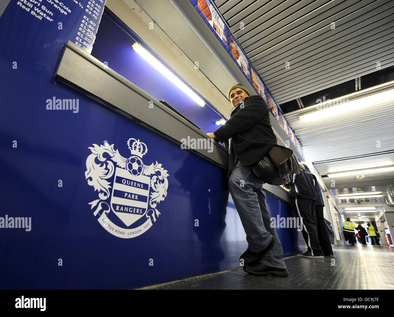 Queens park rangers fans inside the ground hi-res stock photography and ...