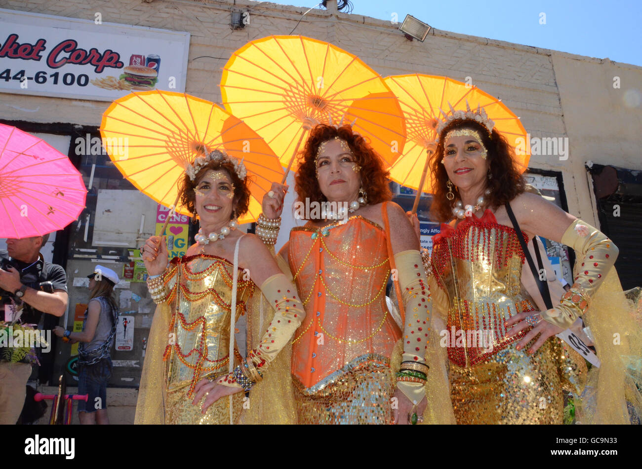 Women dressed as mermaids hi-res stock photography and images - Alamy