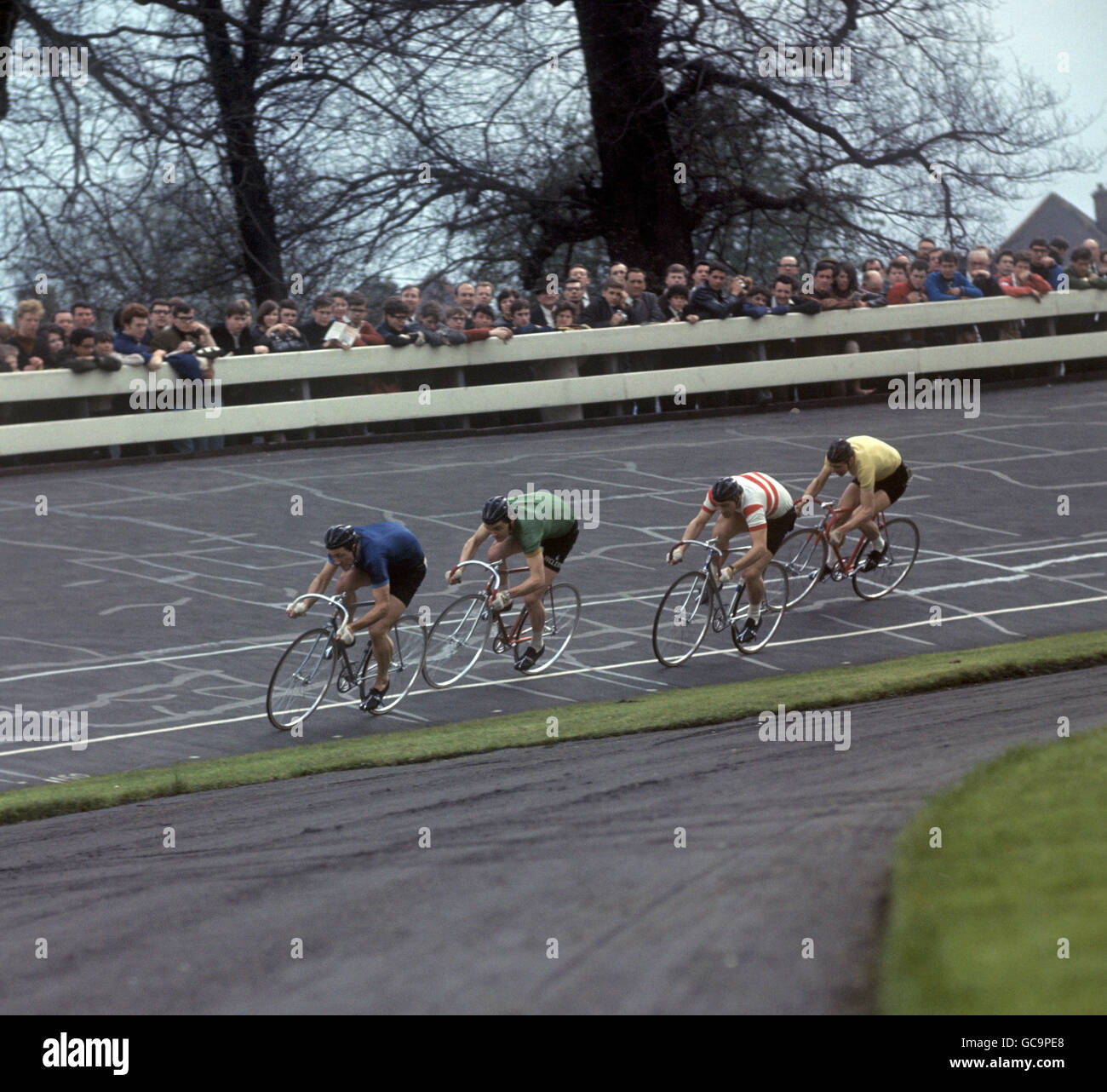 A cycle pursuit race in progress at the cycle track at Herne Hill Stock ...