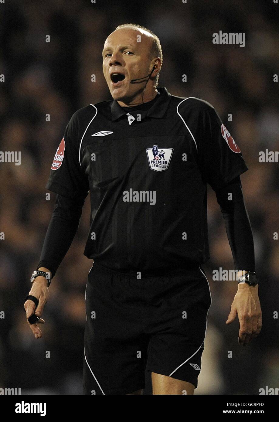 Football referee steve bennett hi-res stock photography and images - Alamy