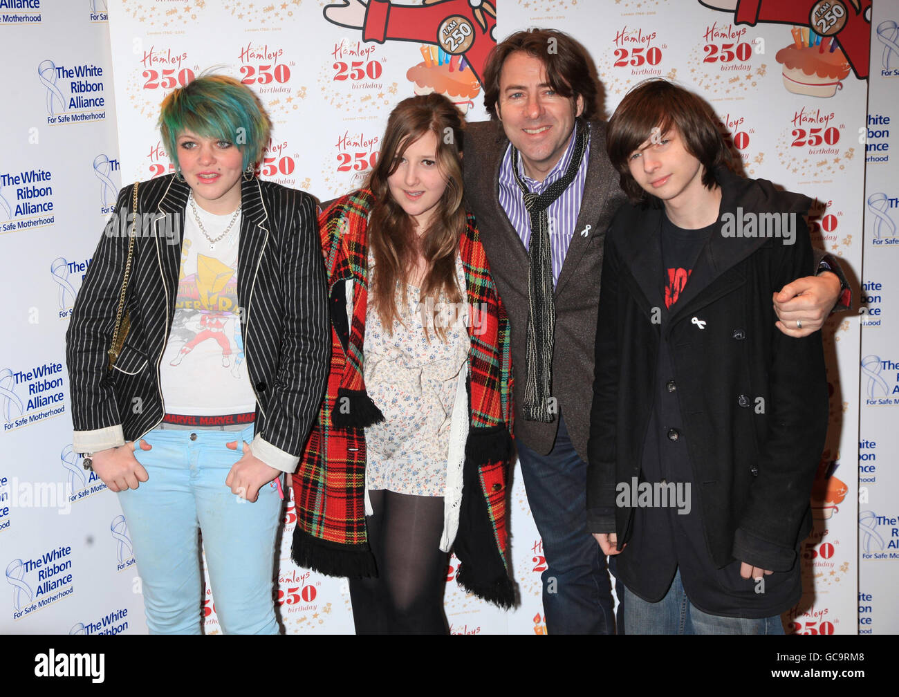Jonathan ross with his children betty kitten hi-res stock photography ...