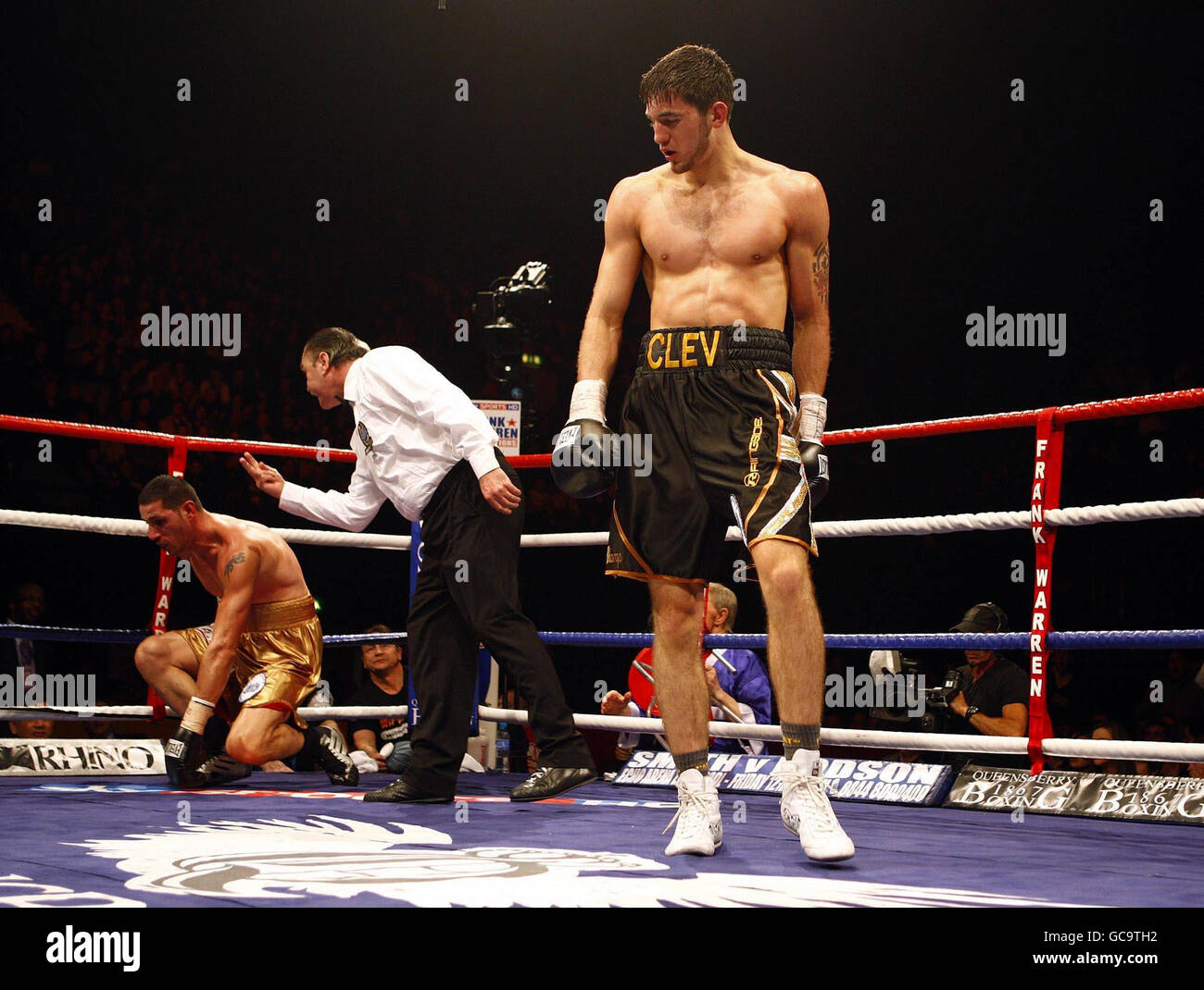 Boxing referee counting hi-res stock photography and images - Alamy