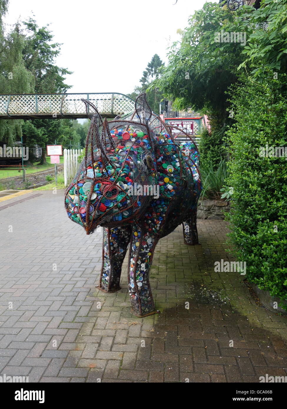Wire tree sculpture hi-res stock photography and images - Alamy