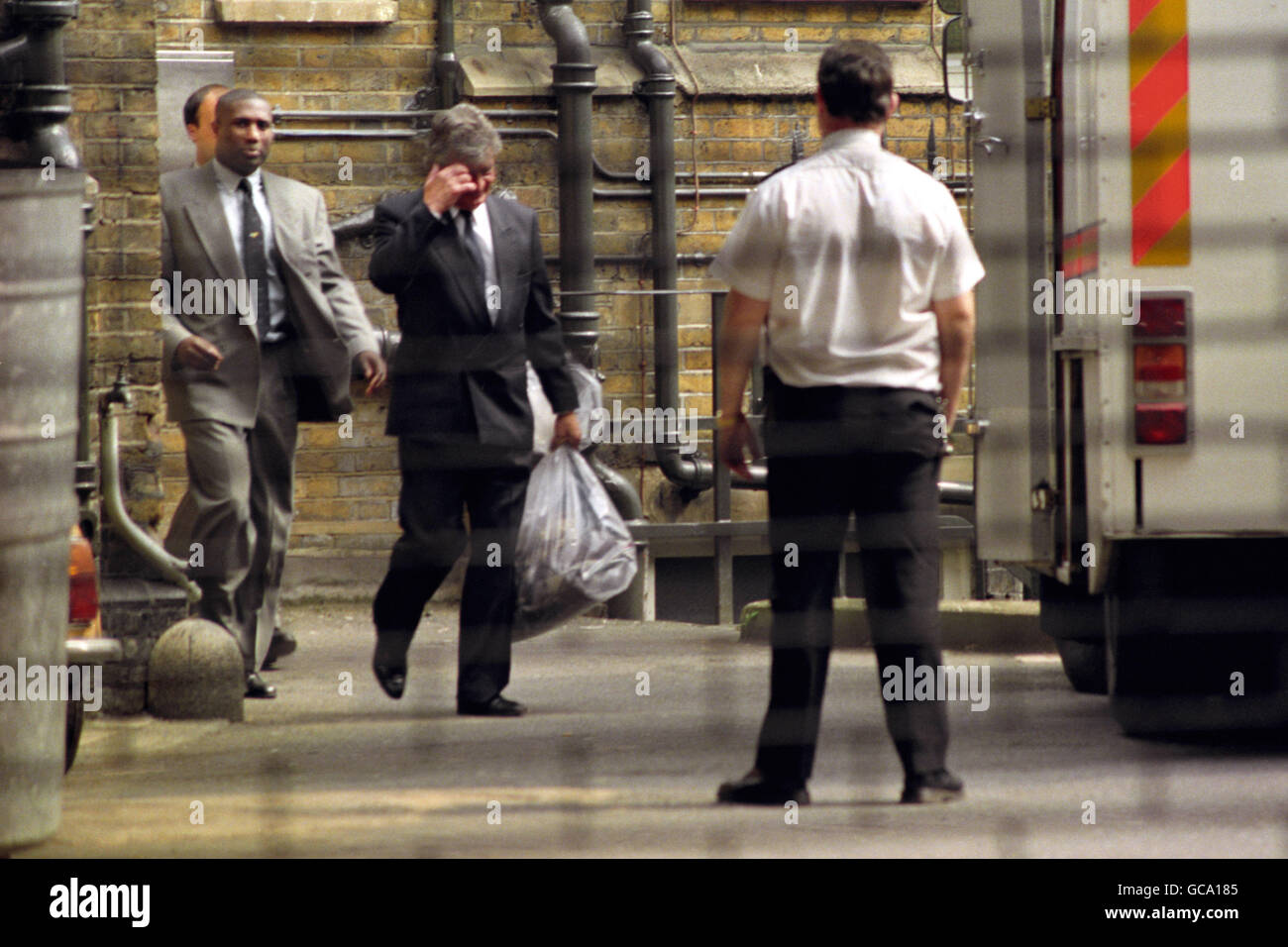 FORMER FUGITIVE RONNIE KNIGHT (C) LEAVING LONDON'S BOW STREET ...