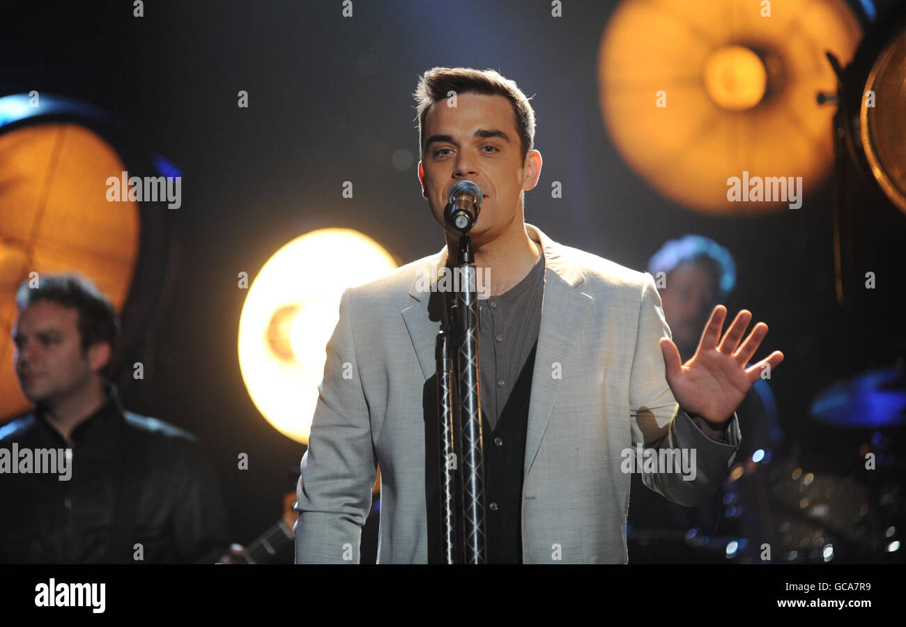 Robbie williams live performance hi-res stock photography and images ...