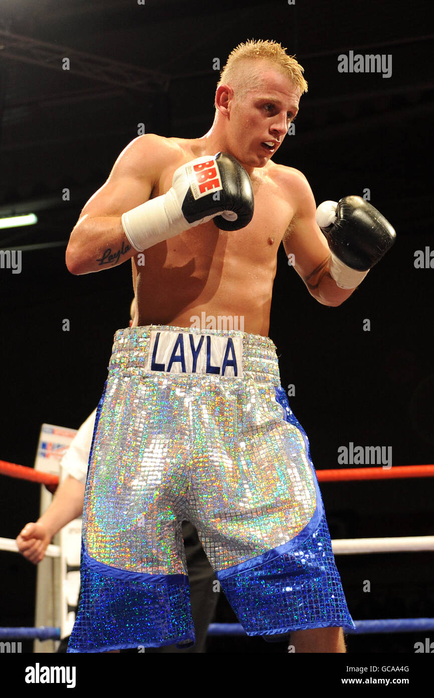 Gary Sykes in action against Dean Miles during the super featherweight ...