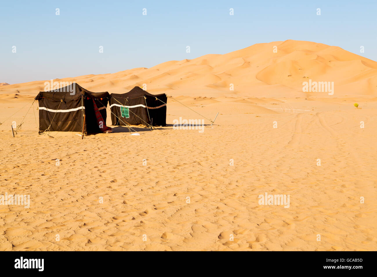 empty quarter and nomad tent of berber people in oman the old desert ...