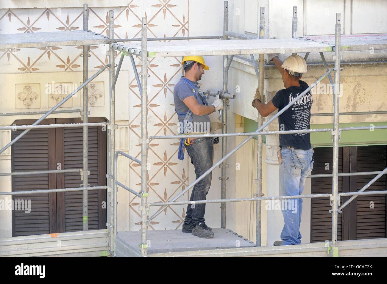 construction workers on a scaffold Stock Photo - Alamy
