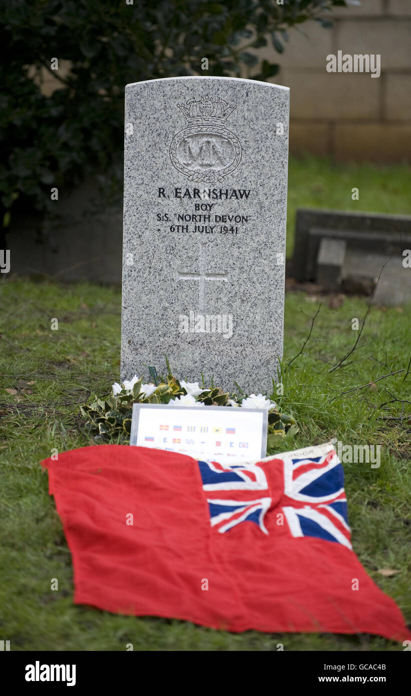 The headstone and grave of reginald earnshaw hi-res stock photography ...
