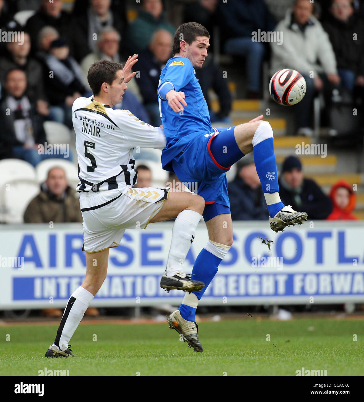 Rangers kyle lafferty battle hi-res stock photography and images - Alamy