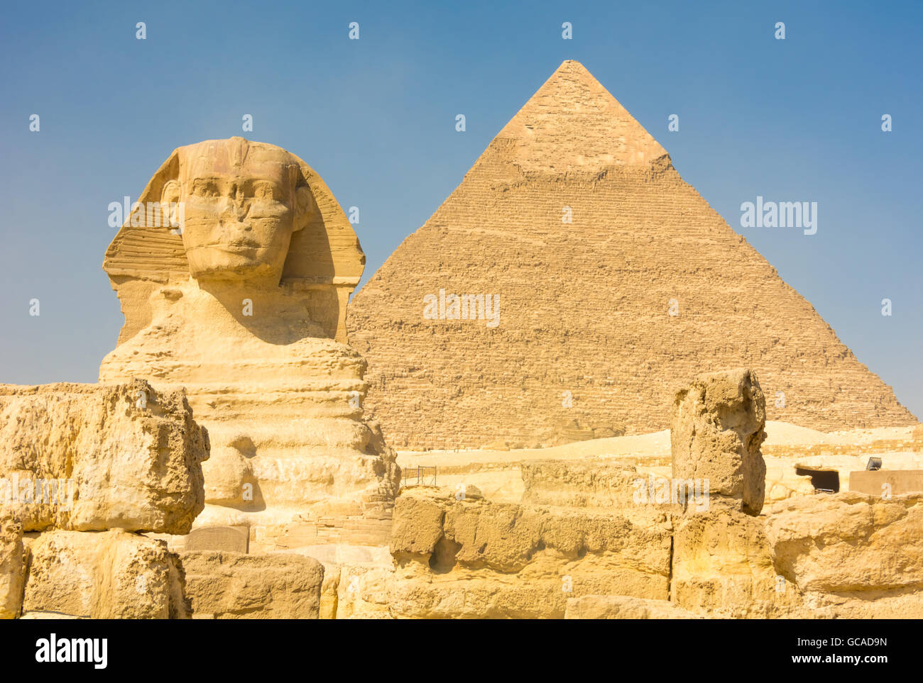 The Great Sphinx of Giza with the great pyramid of Kufu in the ...