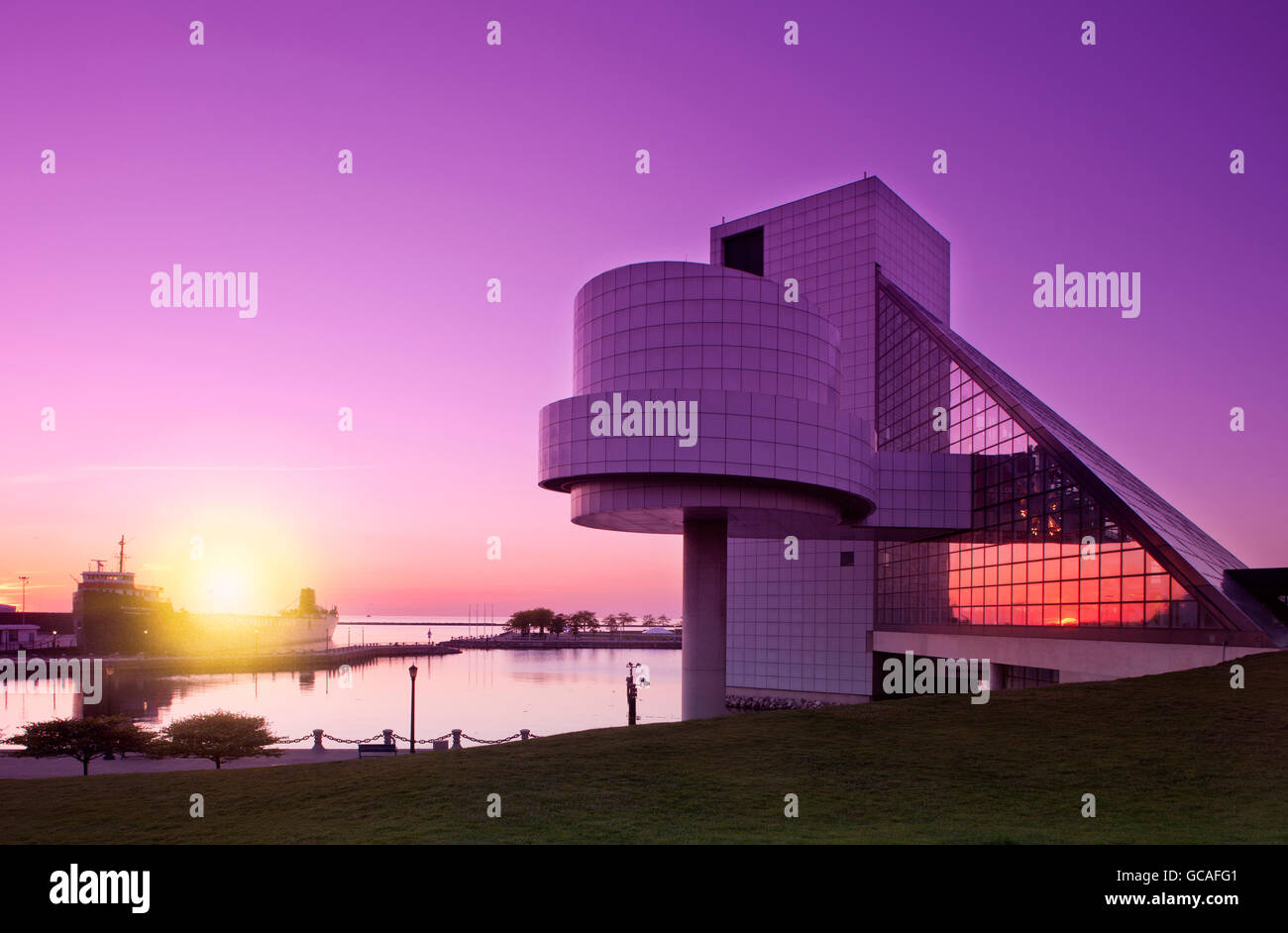 ROCK AND ROLL HALL OF FAME (©I M PEI 1995) DOWNTOWN CLEVELAND SKYLINE ...