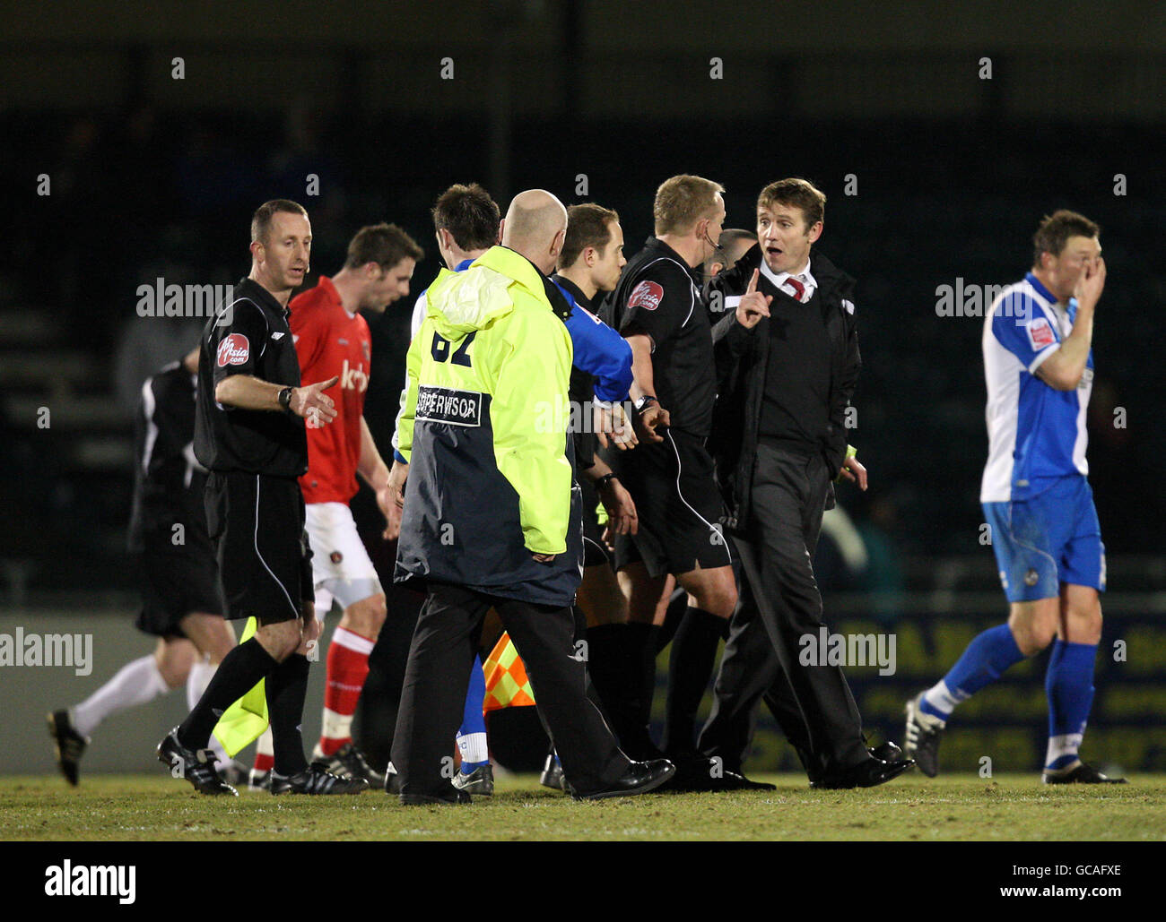 Charlton Athletic's manager Phil Parkinson has words with referee ...
