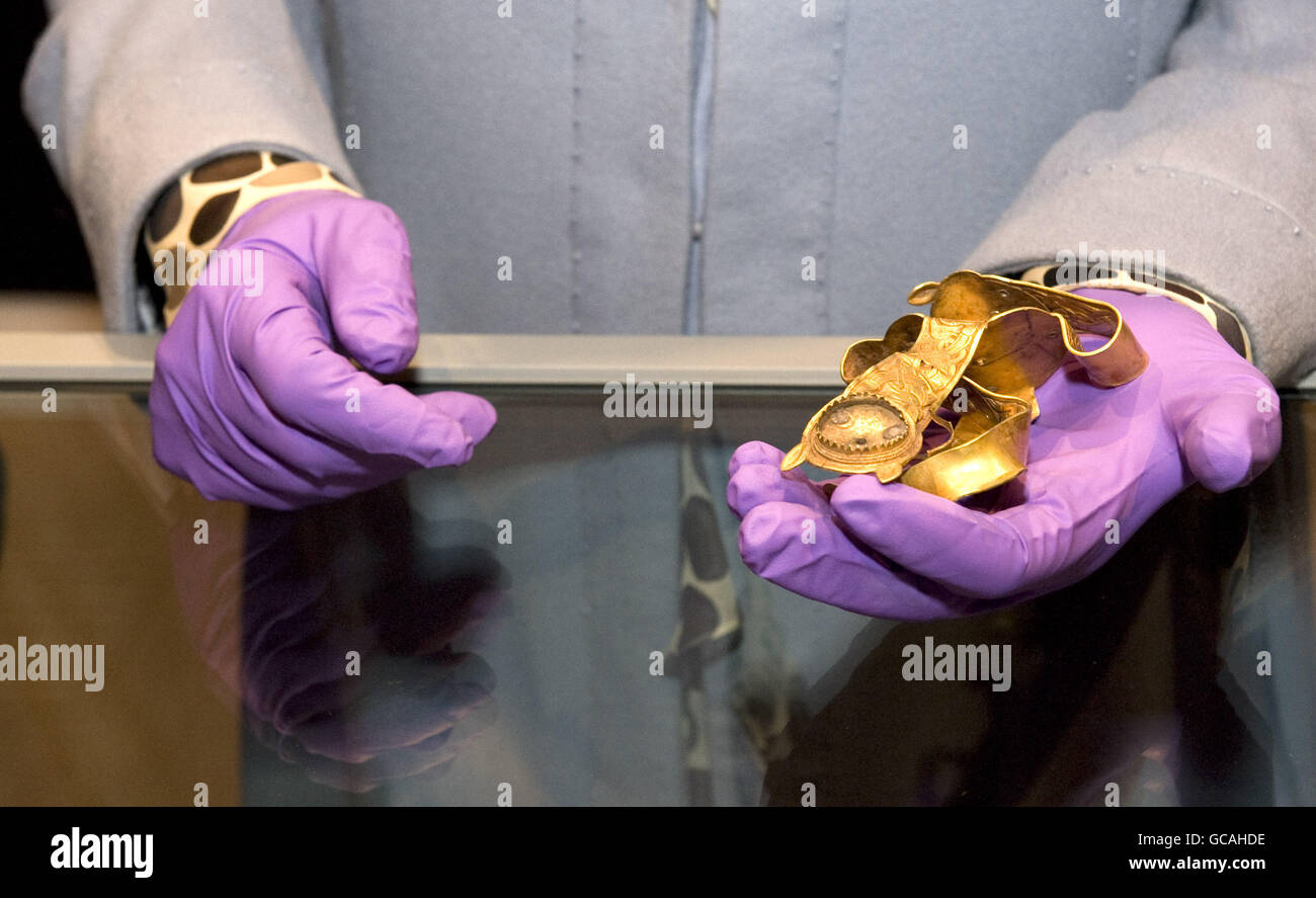 Staffordshire hoard of anglo saxon gold hi-res stock photography and ...