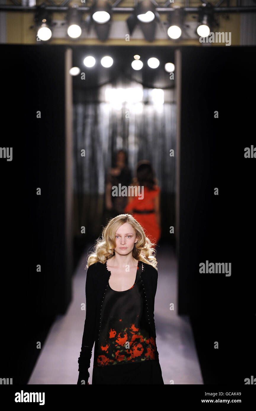 London catwalk fashion hi-res stock photography and images - Alamy