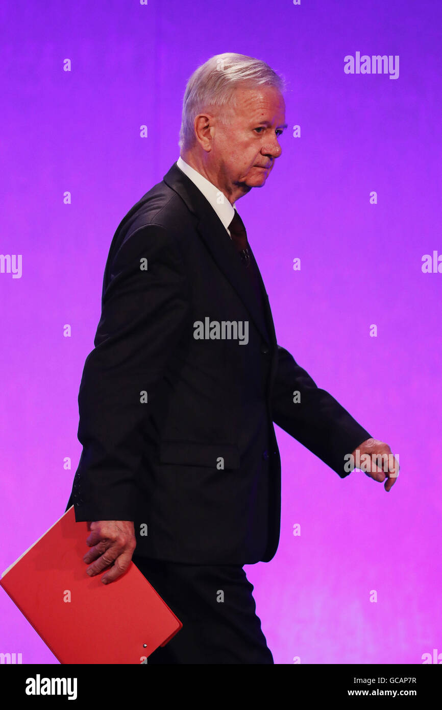 Sir John Chilcot leaves the stage after presenting The Iraq Inquiry ...
