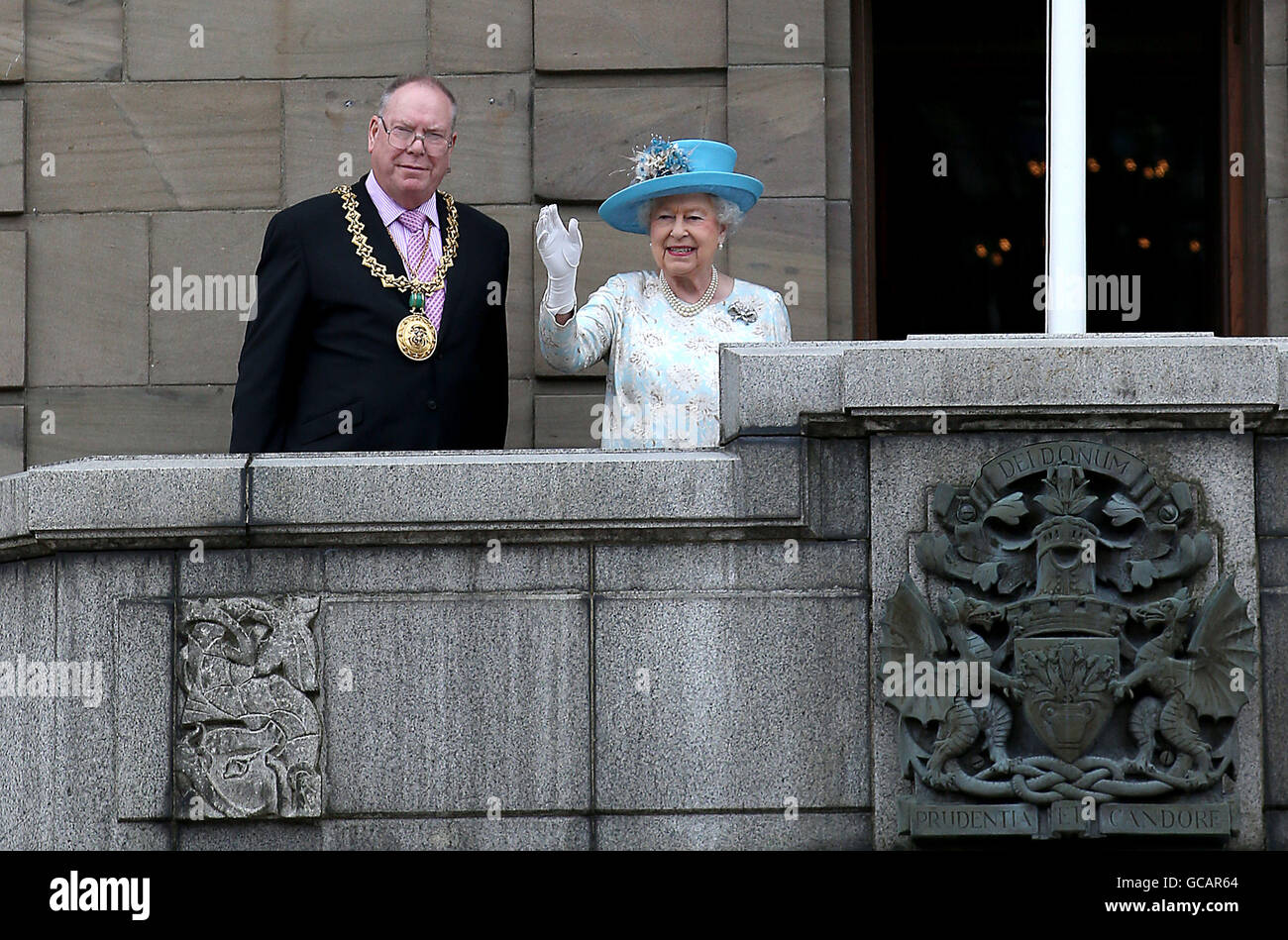 Queen Elizabeth II appears on the balcony of Dundee City Chambers with ...