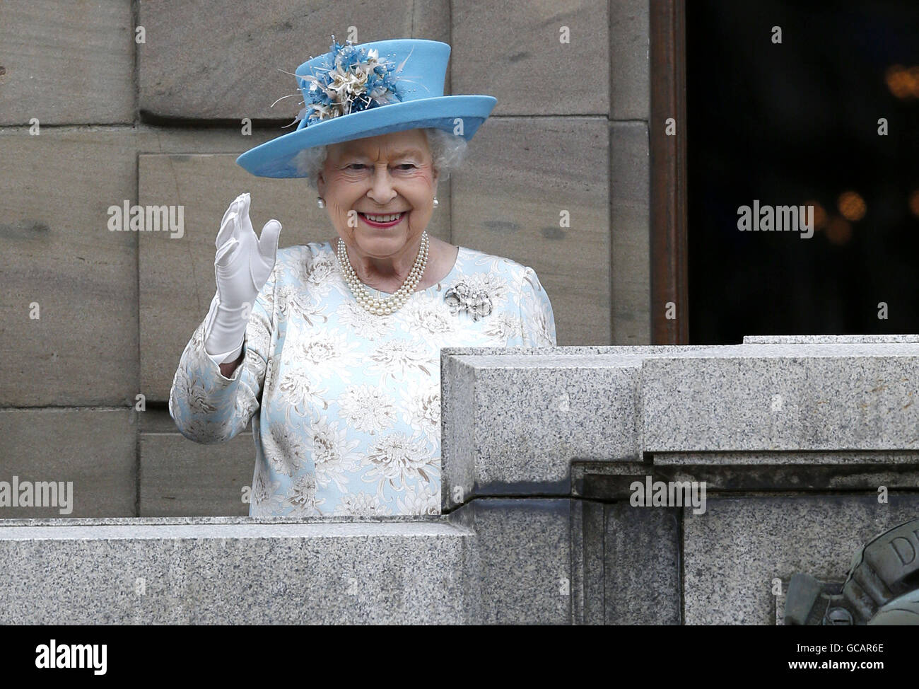 Queen elizabeth ii appears on balcony dundee city chambers hi-res stock ...