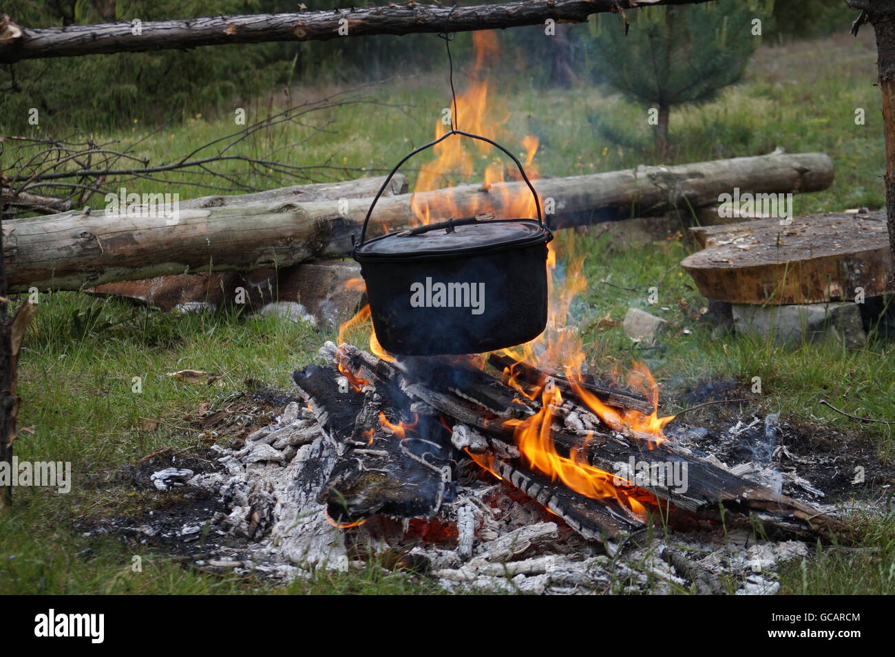 Camp fire under pot hi-res stock photography and images - Alamy